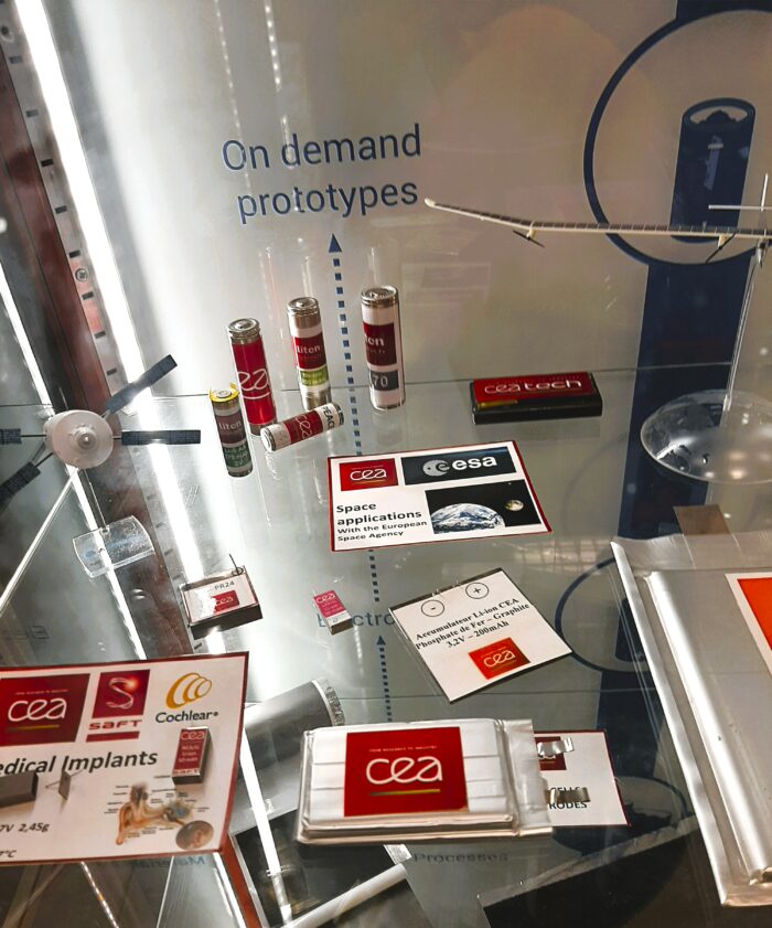 Dans les laboratoires du CEA, assemblage et désassemblage des batteries ...